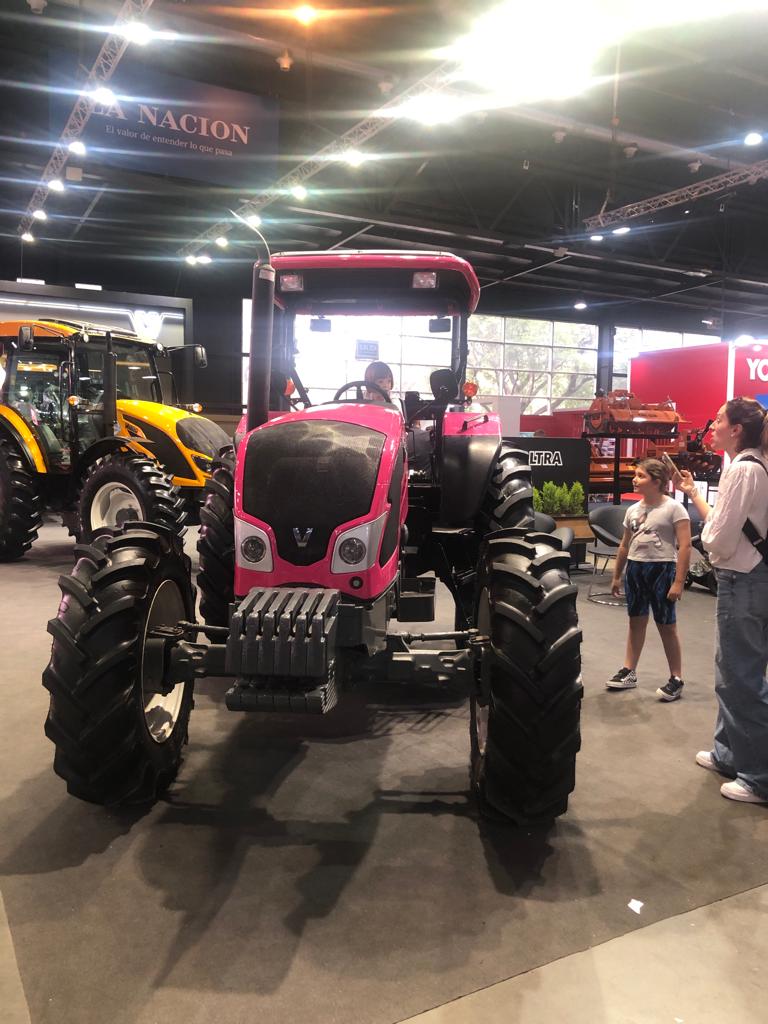 Fascinación por Barbie: El tractor rosa de Valtra causó sensación en La ...